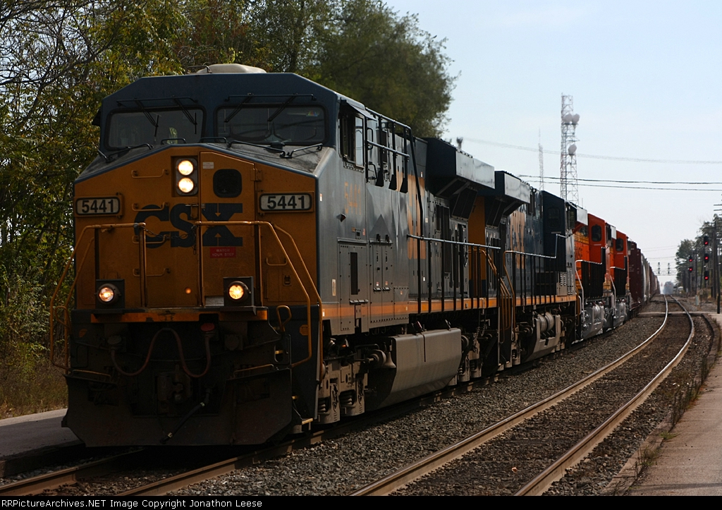 Q393 heads west with new BNSF ES44C4's in tow
